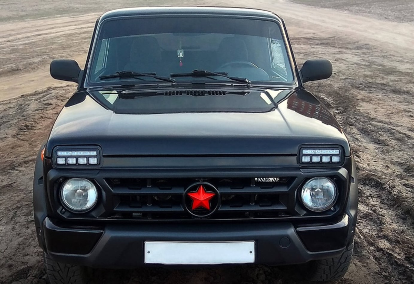 ΜΑΣΚΑ ΔΙΑΚΟΣΜΗΤΙΚΗ ΕΜΠΡΟΣ ''RED STAR'' LADA NIVA | Lada Group